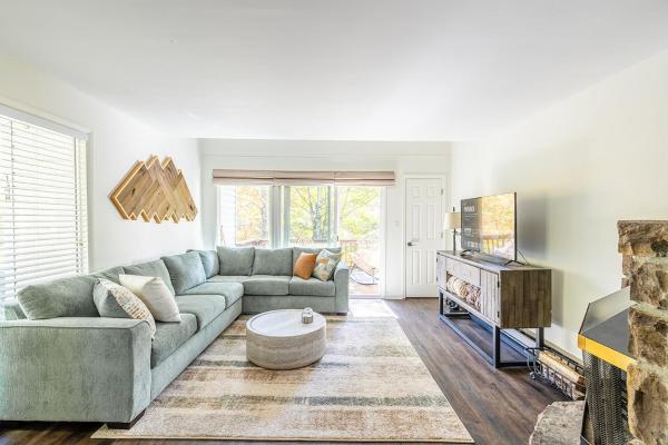 Modern Beech Mountain Getaway With Fireplace And Slope Views - North Carolina