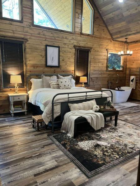 The Adirondack Honeymoon Hot Tub Soaking Tub Wood Burning Fireplace - Misisipi