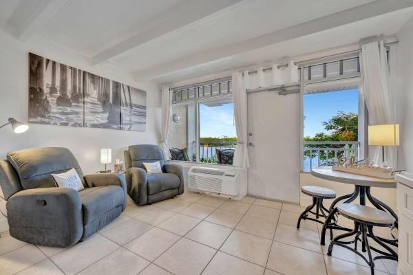 Sunset Suite Heated Pool Tennis & Gym Balcony - Bahia Beach, Ruskin