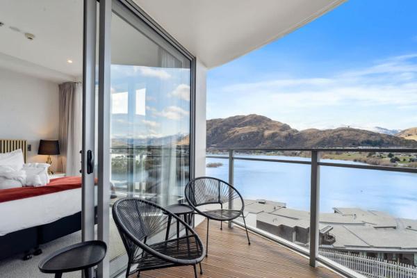 Sunlit Serenity Lakefront Apartment - Arrowtown