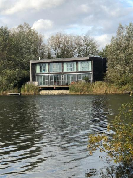 Luxury Lakeside House At Lakes By Yoo - Swindon