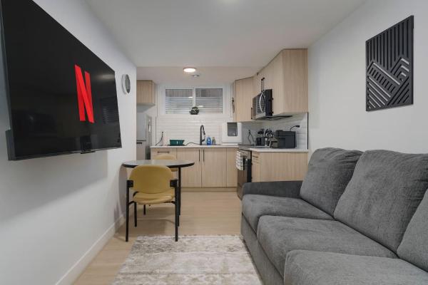 Modern Suite By Hospital 2 Near Transit, Wi-fi, Netflix - St. Albert
