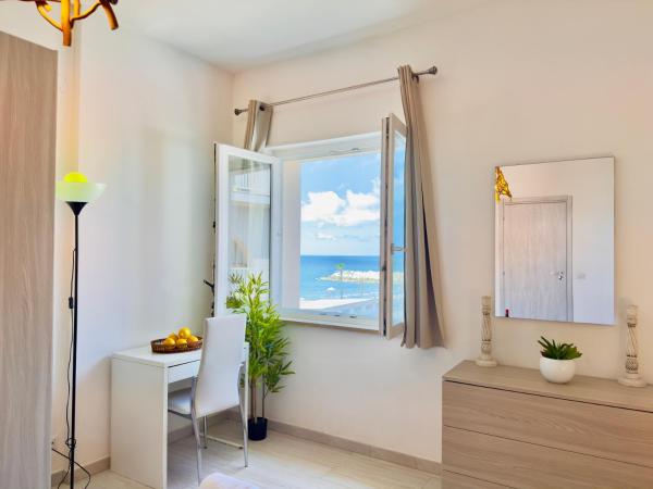 Demetra Seafront Apartment - Parking & Pool - Castel Volturno