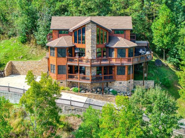 Almost Home Mountain Views Overlooking Downtown Hot Tubgas Grill Sleeps 12 - Gatlinburg, TN