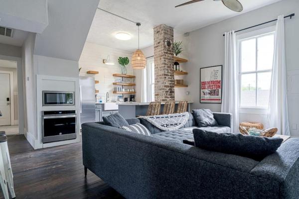 Historic And Charming Duplex In Desirable Midtown, Close To The Beach And Strand - Galveston, TX