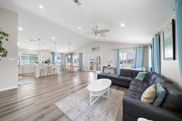 Sea Isle Escape, Walk To The Beach - Galveston, TX