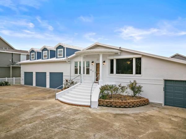 Spacious Home With Huge Game Room, Cowboy Soaking Pool And Guest House - Galveston Island, TX