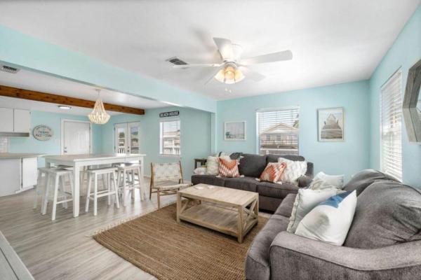 Cozy Beach Home With Gameroom Near Sea Isle Marina - Galveston, TX