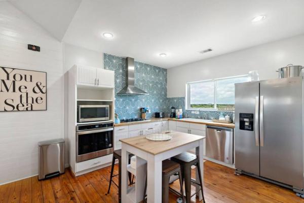 Huge Secluded Beach House On 2 Acres With Private Pool, Game Room, Close To Beach - Galveston, TX