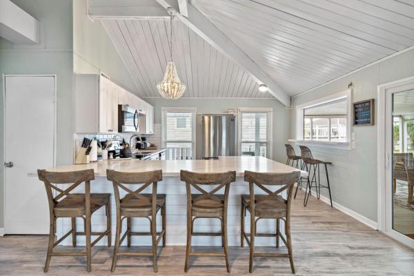 Canal Front Bungalow With Screened Patio And Kayaks - Galveston, TX