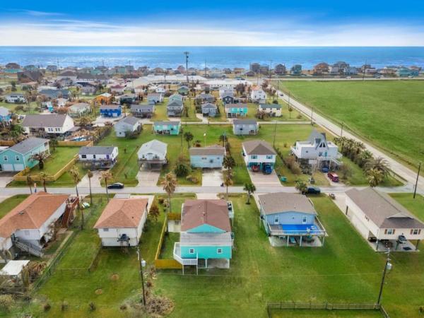 Spacious Coastal Haven, Minutes From Beach - Jamaica Beach, TX