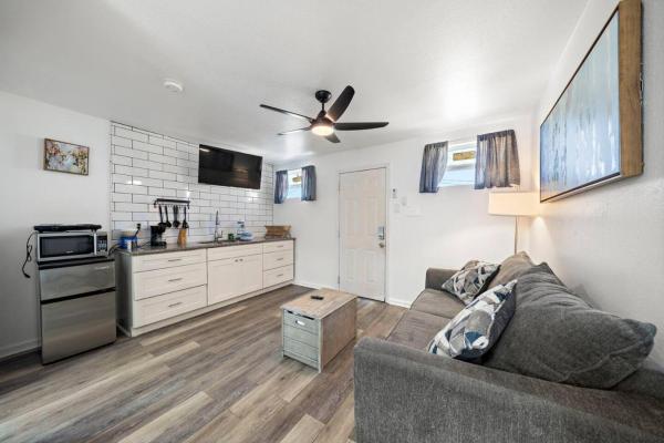 Studio Apartment Across The Street From The Beach, Near The Strand - Galveston, TX