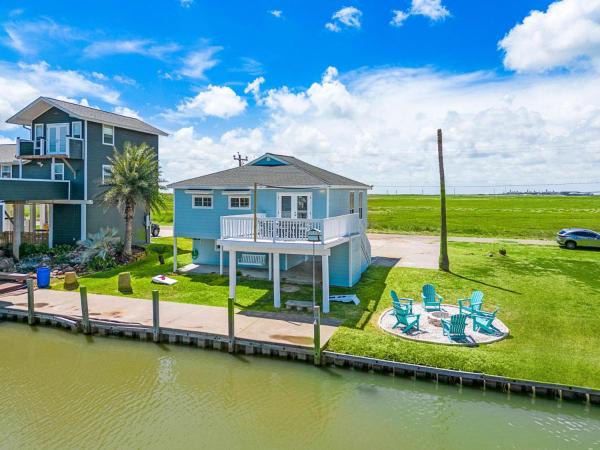Cozy Canal-front Beach Bungalow With Great Views - Surfside Beach, TX
