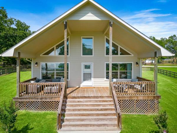 Lakefront Home With Huge Yard And Picturesque Front Porch - Livingston, TX