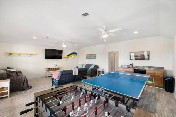 Huge Home With Game Room, Large Deck And Bunk Room - Surfside Beach, TX