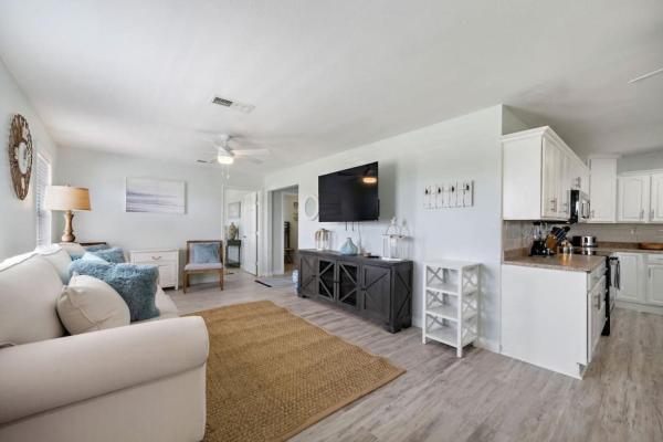 Cozy And Charming Getaway With Deck, Close To Beach - Crystal Beach, TX