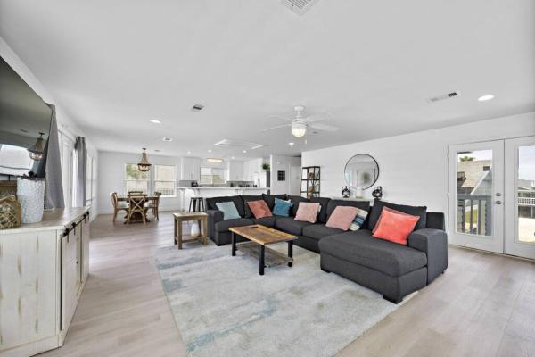 Classic Beachfront Home With Panoramic Ocean Views And Multiple Decks - Jamaica Beach, TX