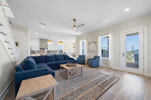 Stunning And Grand Beach House With Ample Space Close To The Beach - Galveston, TX