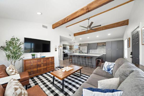 Modern Beach House With Luxury Bath Close To Ocean - Galveston, TX