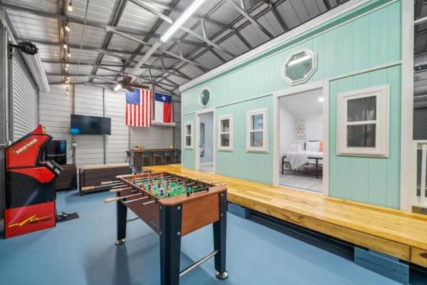 Gorgeous Home With Huge Private Pool And Game Room - Texas City, TX