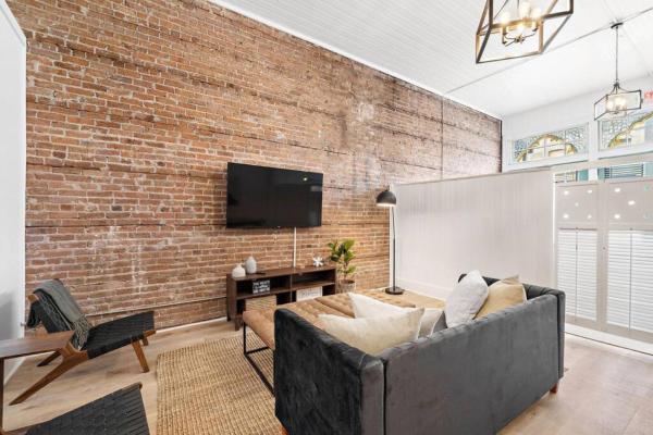 Historic Downtown Galveston Flat With Game Room - Texas City, TX