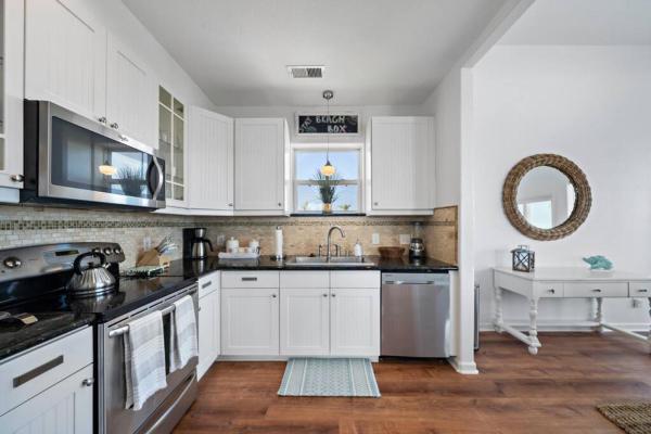 Beach House Located Steps From The Beach - Galveston, TX