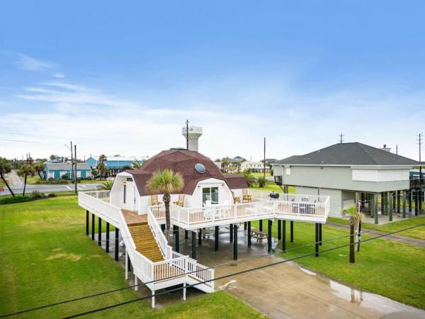 Unique Home With Massive Deck And Close To Beach - Galveston, TX