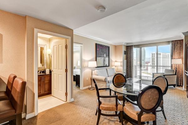 The Signature At Mgm Grand, Luxury Balcony Suite, Strip View - Las Vegas, NV
