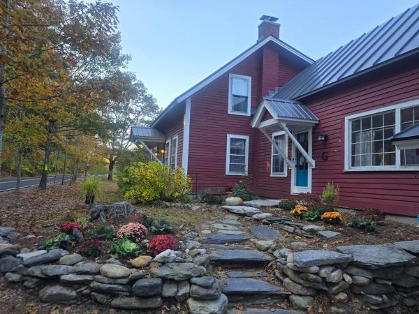 The Cardinal Lodge- A Riverside Retreat - Townshend State Park, Townshend