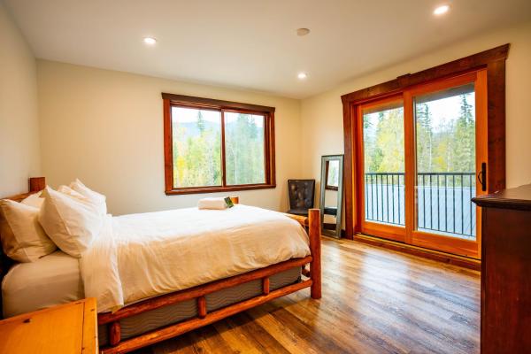 River Safari Eagles Nest - Blue River