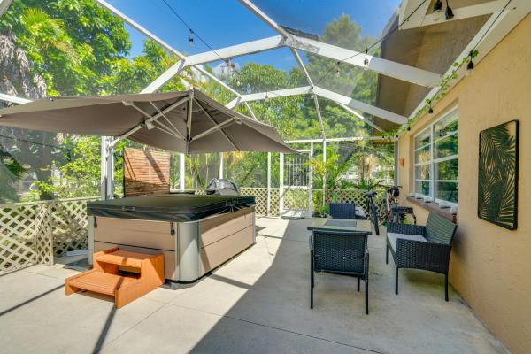 Bike To Dtwn Home With Hot Tub And Bbq In Cape Coral - Cape Coral, FL