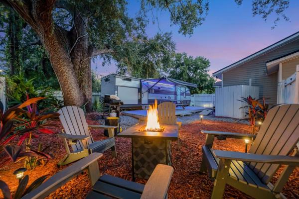 The Backyard Glampground - Camper Fire Pit & Games - 
