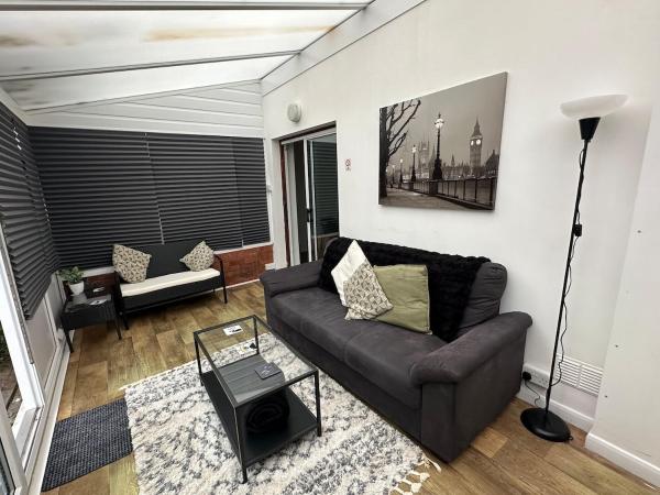 3 Bedroom House, Stones Throw From Smh - Bristol