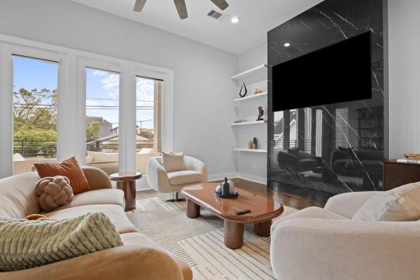 Spacious Sleek Modern Art Deco Gem In Downtown Htx - Houston, TX