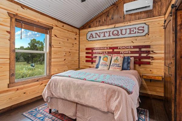 Hill Country Cabin - Cozy Rustic Getaway - Fredericksburg, TX