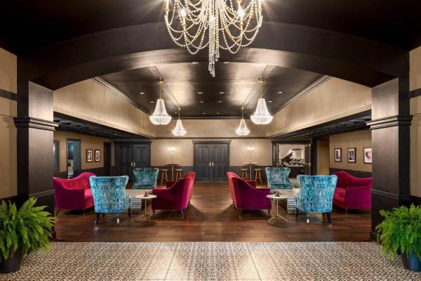 The Highlander Hotel, Ascend Hotel Collection - Iowa City, IA