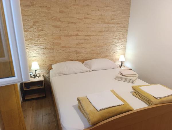 Seafront Apartments Valla - Karlobag