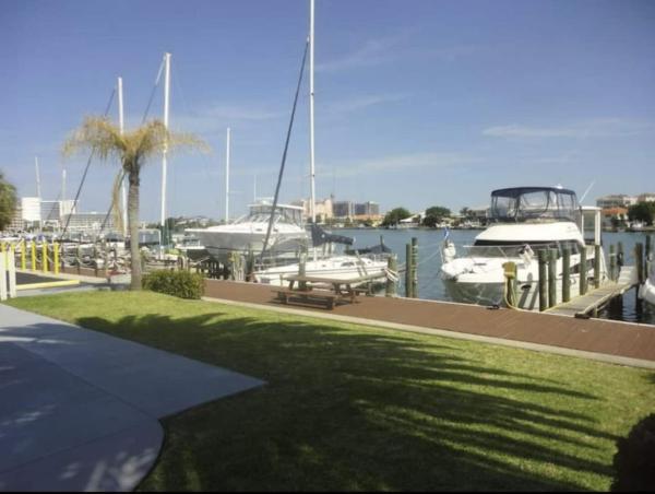 Waterfront 2 Queens Free Parking - Clearwater Beach, FL