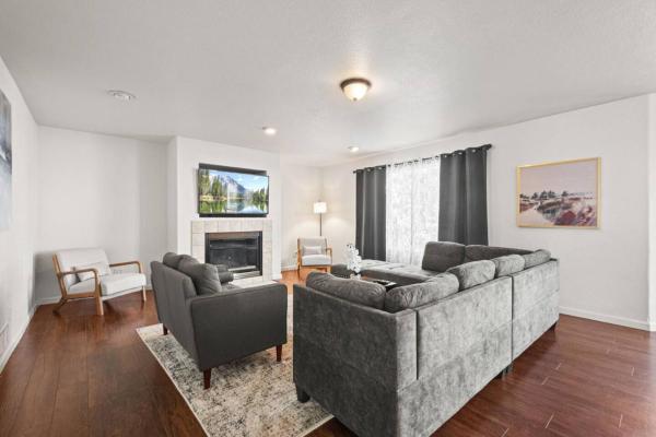 Spacious Six Bedroom, Great Location - Longmont, CO