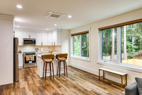 Quiet Pnw Base Walkable Apt In Normandy Park - 迪摩因市