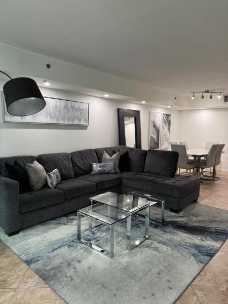 Luxury Brickell Condo - Bay Views & Balcony - Miami, FL