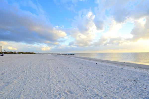 Land's End 1-203 Pool View - Treasure Island, FL