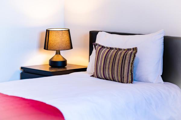 Airport Home, Free Parking, Sleeps 6, Near City - Jupiter Artland