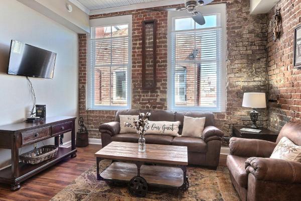 Broughton Hideaway - Savannah, GA