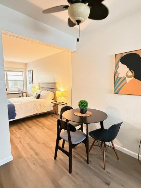 Sunny Miami Beach Getaway , Steps From The Ocean! - Miami Beach, FL