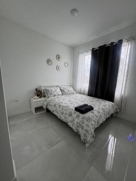 Modern Room With Kitchen And Backyard Access - Florida Keys