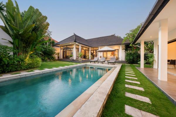 Elegant Modern 4br Retreat In The Heart Of Berawa - Canggu