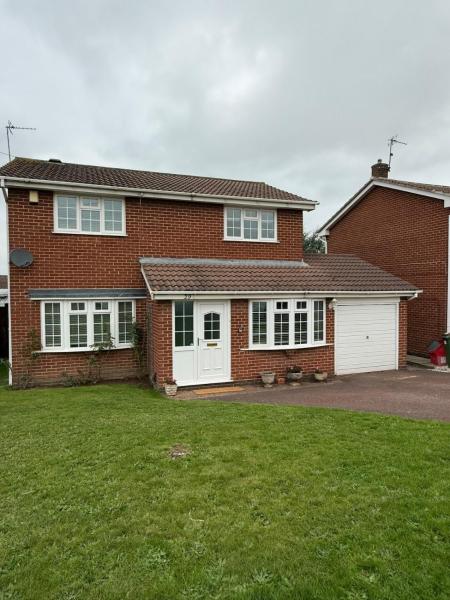 Beautiful 4 Bed Detached Home - Off Road Parking - Derby