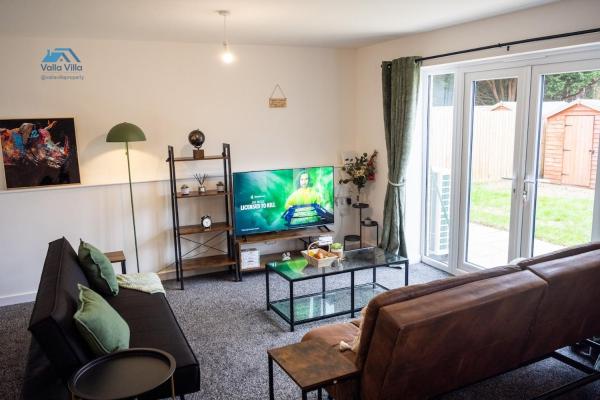 The Pines Villa 2, 6 Beds, 2 Sofa Beds, Northampton Centre, Home Cinema, Games & Ev, Parking For 4, Sleeps 10 - Northampton, UK