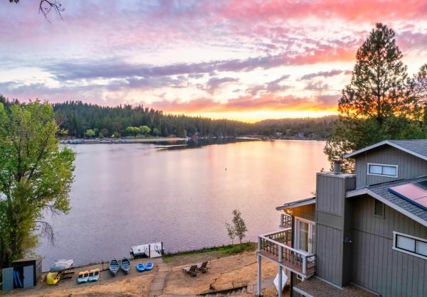 Lakefront Villa With 180 Degree View Private Dock And Boats - Pine Mountain Lake, CA